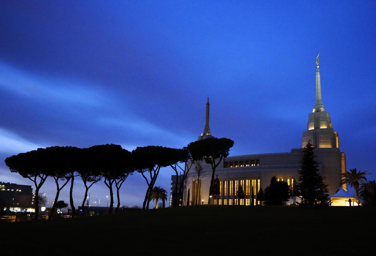 Apóstoles dirigen el primer recorrido por el Templo de Roma, Italia