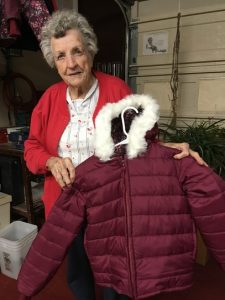Una mujer de Utah confeccionó 1000 abrigos para un centro humanitario