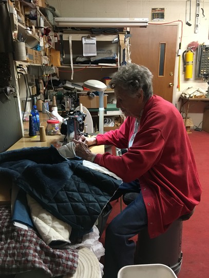 Una mujer de Utah confeccionó 1000 abrigos para un centro humanitario