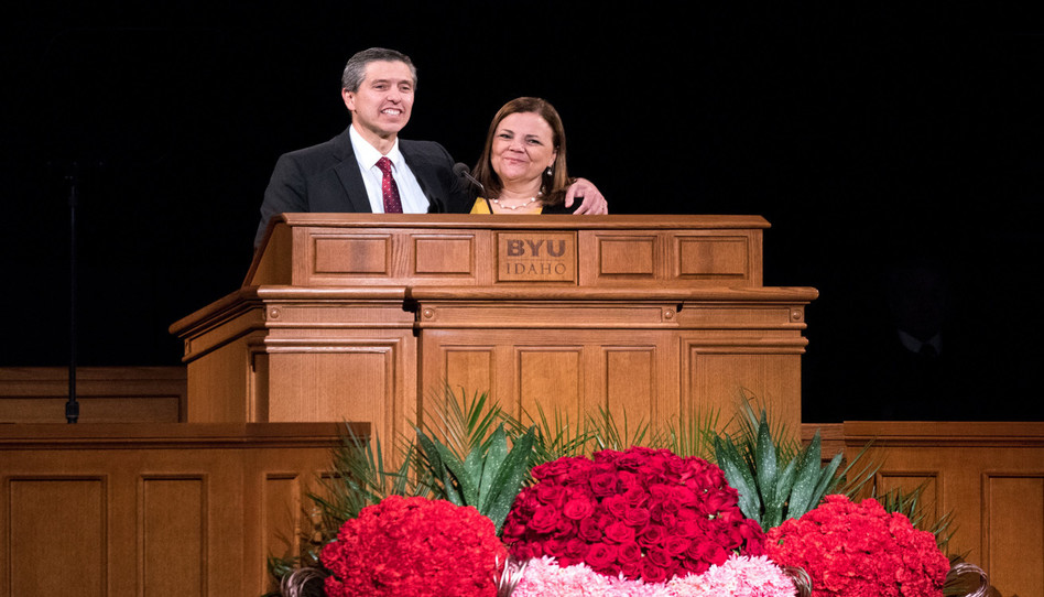 El Élder y la hermana Costa hablan de su experiencia en la universidad