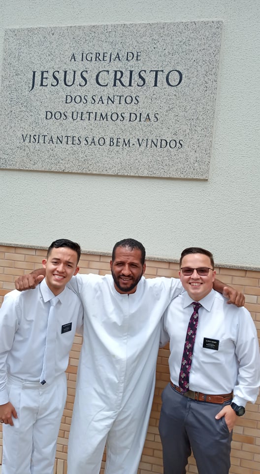 Reverendo ve una publicación de los misioneros y se bautiza en 14 días