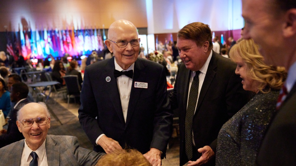 El presidente Oaks es honrado por su apoyo de toda la vida a Dios, la ...