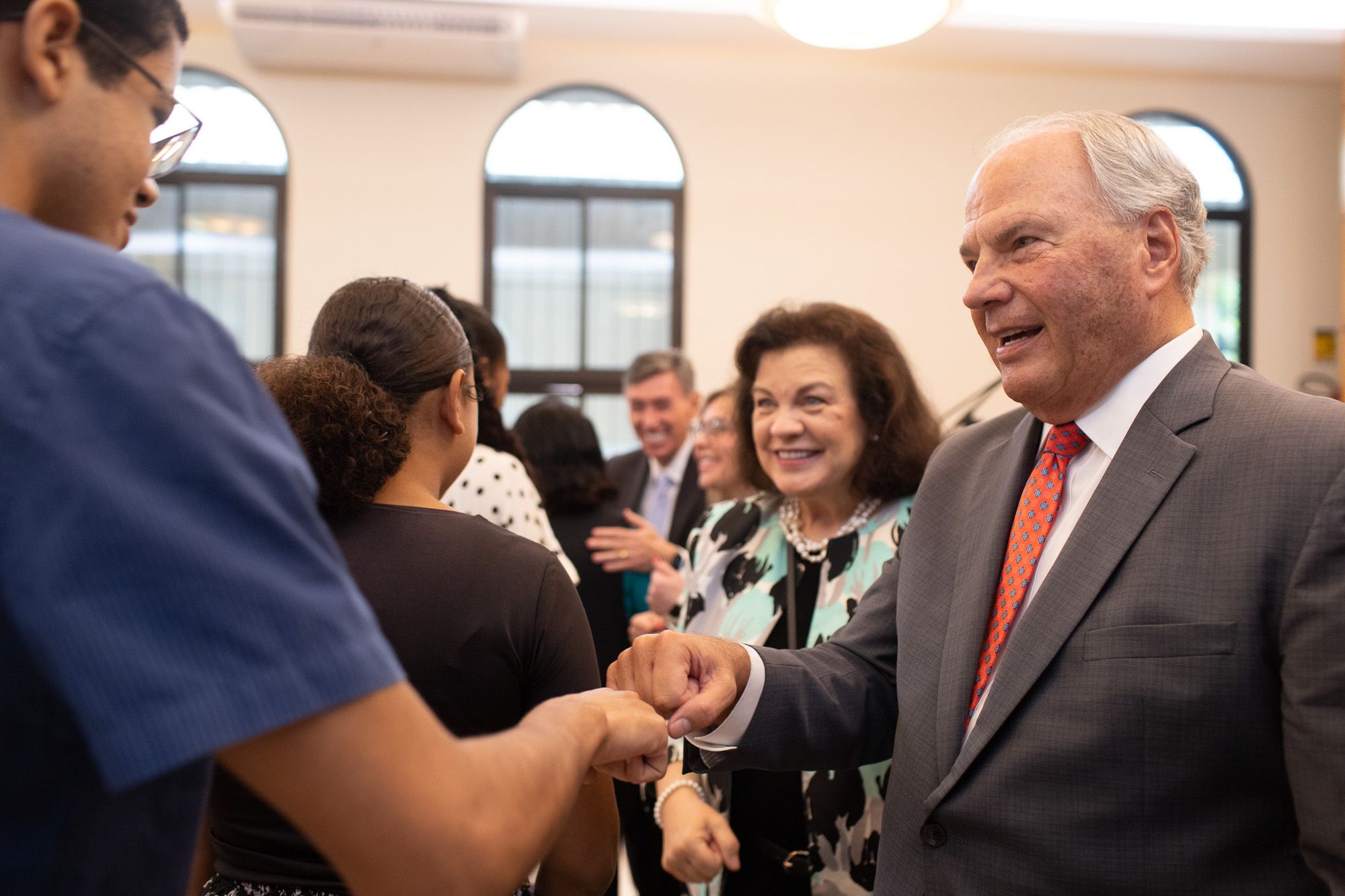 El élder Rasband viaja por Brasil y regala Libros de Mormón a líderes ...