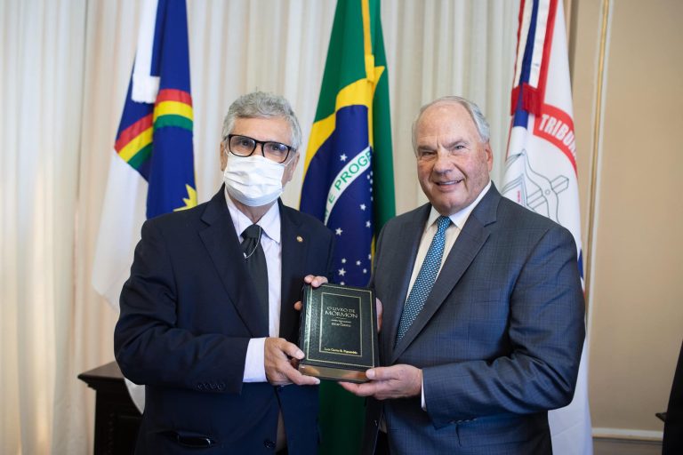 El élder Rasband viaja por Brasil y regala Libros de Mormón a líderes ...