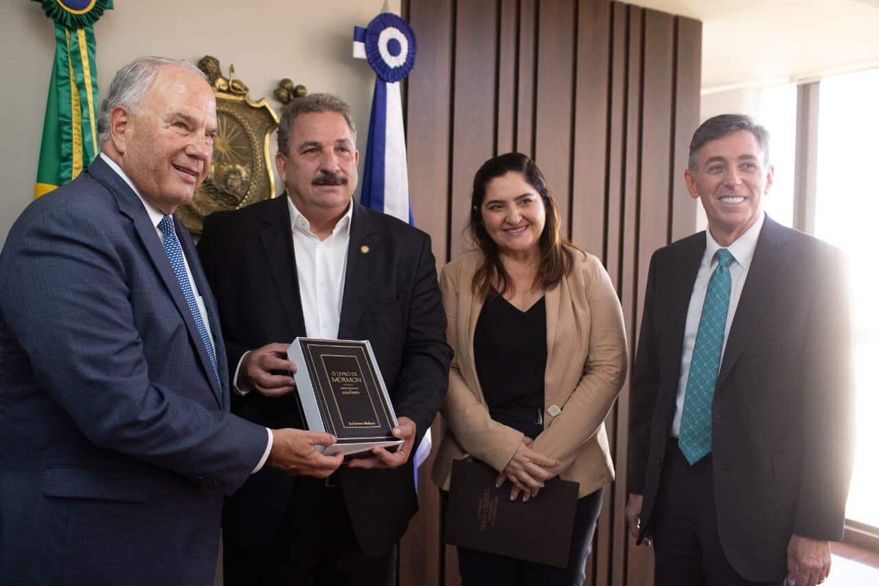 El élder Rasband viaja por Brasil y regala Libros de Mormón a líderes ...