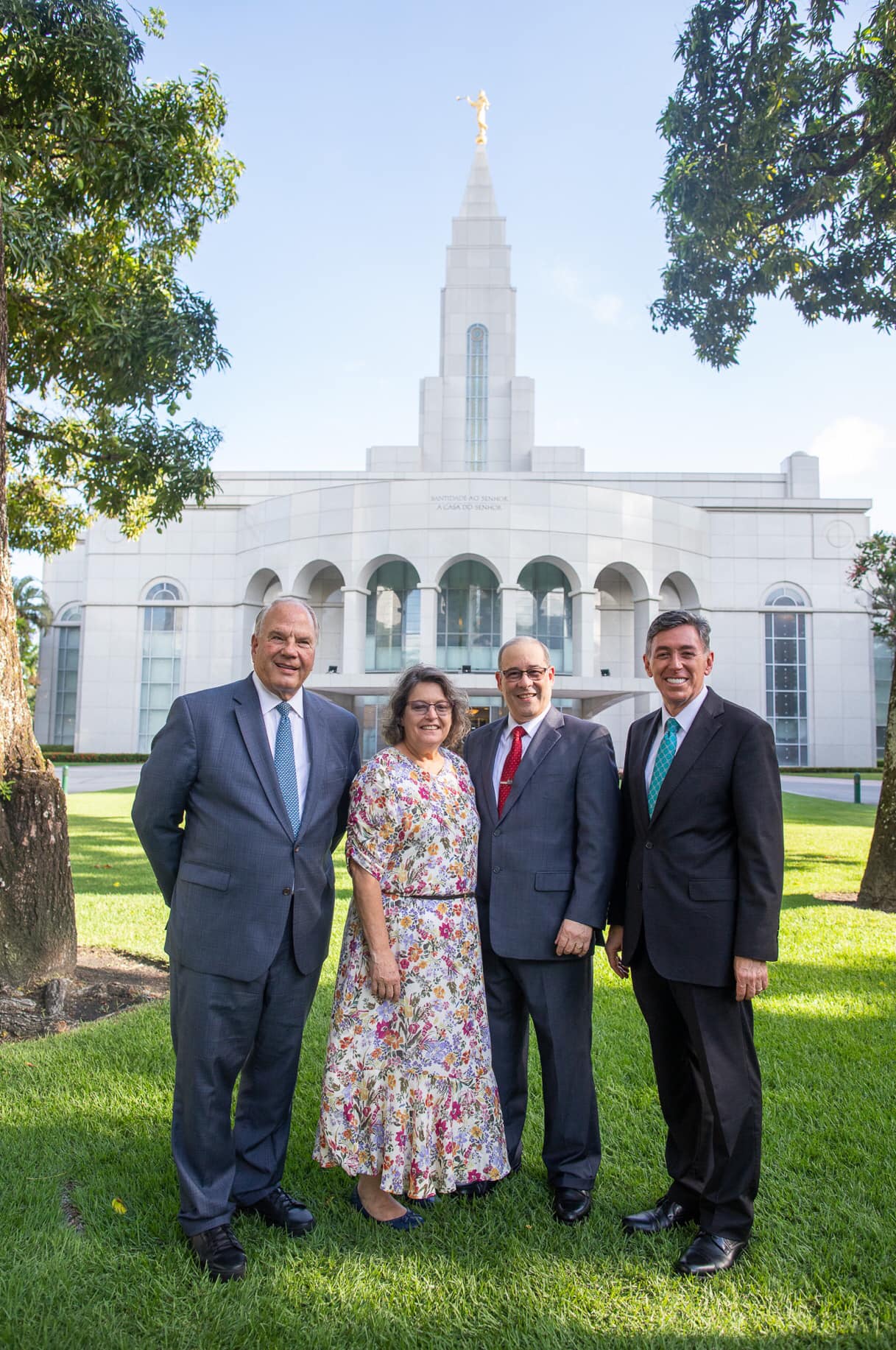 El élder Rasband viaja por Brasil y regala Libros de Mormón a líderes ...