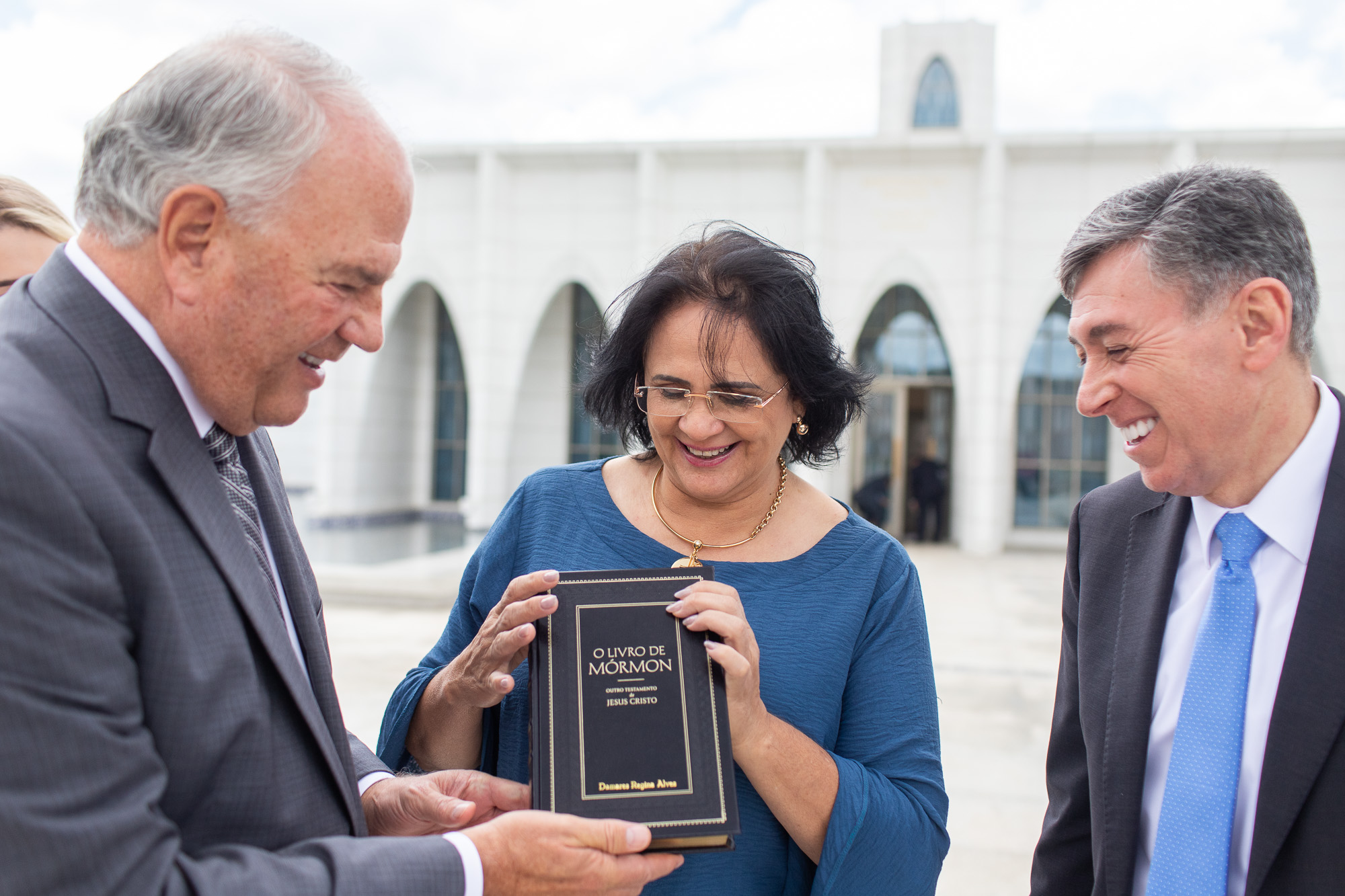 El élder Rasband viaja por Brasil y regala Libros de Mormón a líderes ...