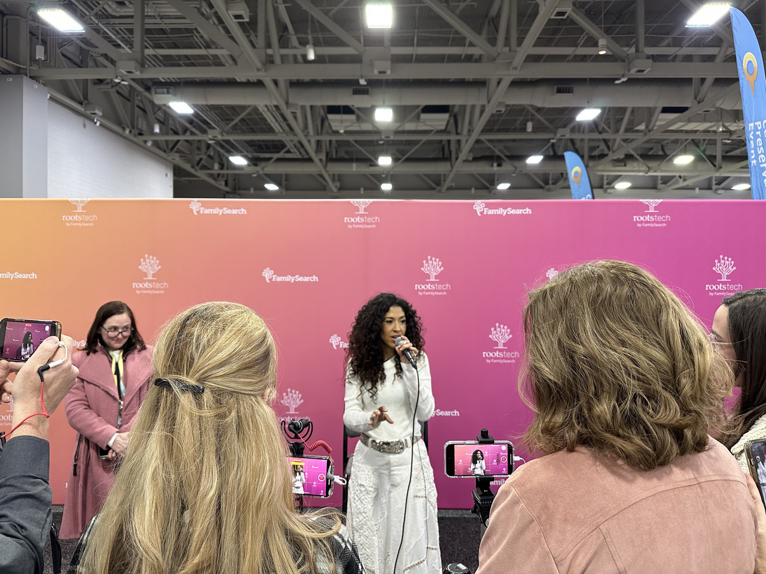 Estrella de Disney hace presentación sorpresa en RootsTech y cautiva a ...