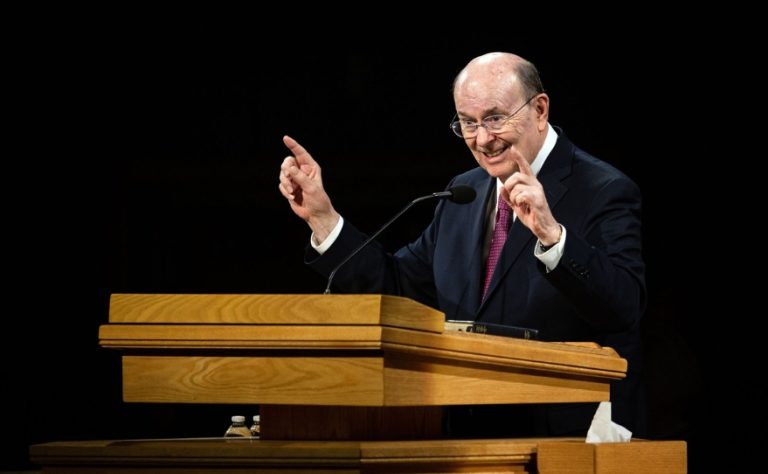 Élder Cook: La misión bendice a sus padres, hermanos y a su futura familia