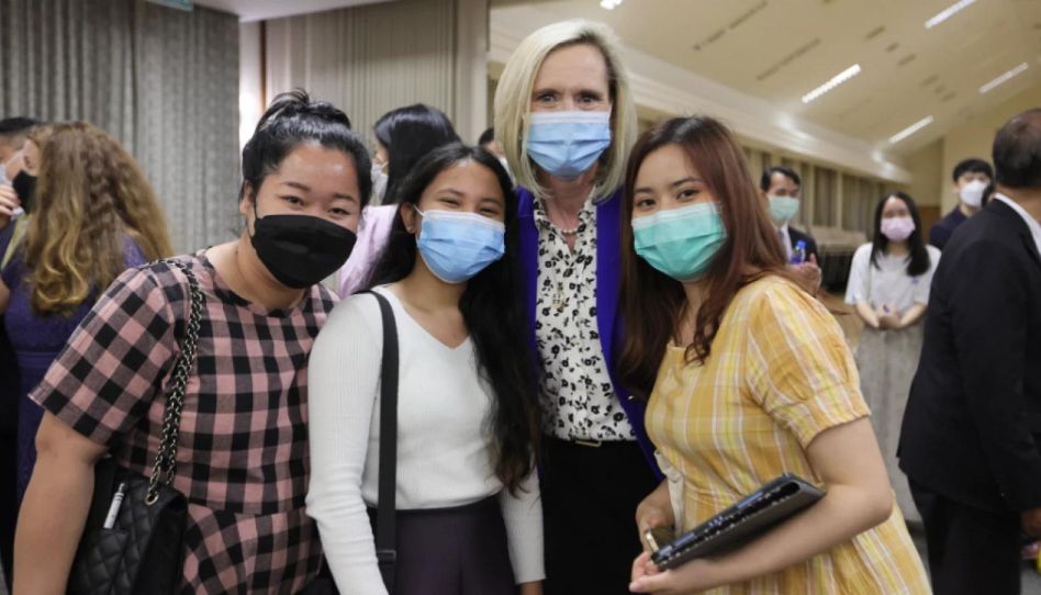 Las hermanas Cordon, Craig y Craven se despiden de las Mujeres Jóvenes