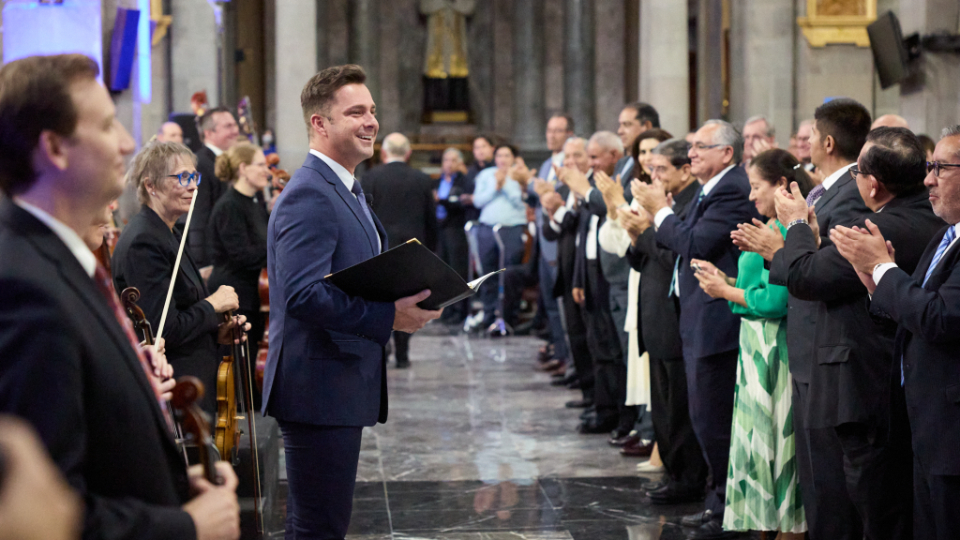 El Coro del Tabernáculo canta en español dentro de histórica catedral ...