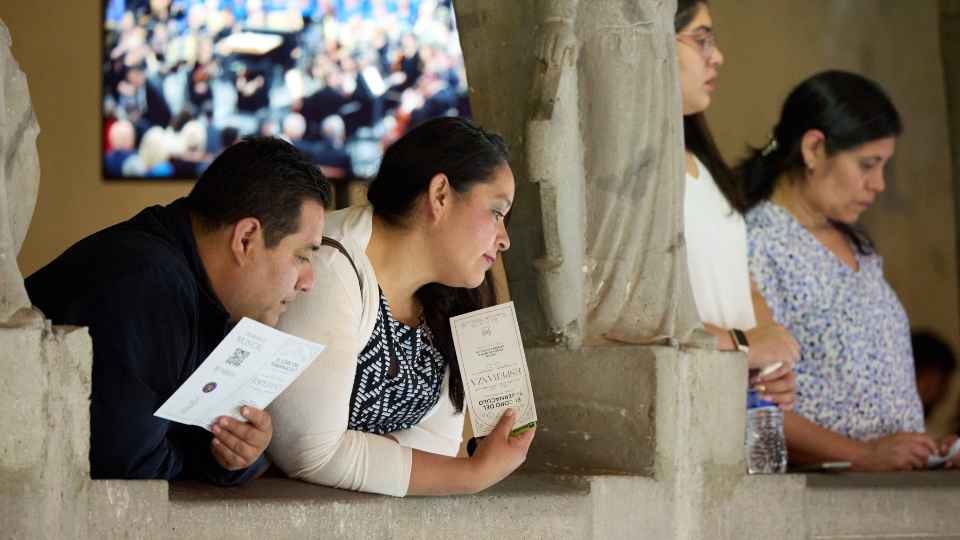 El Coro del Tabernáculo canta en español dentro de histórica catedral ...
