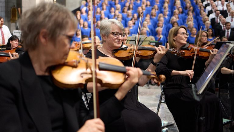 El Coro del Tabernáculo canta en español dentro de histórica catedral ...