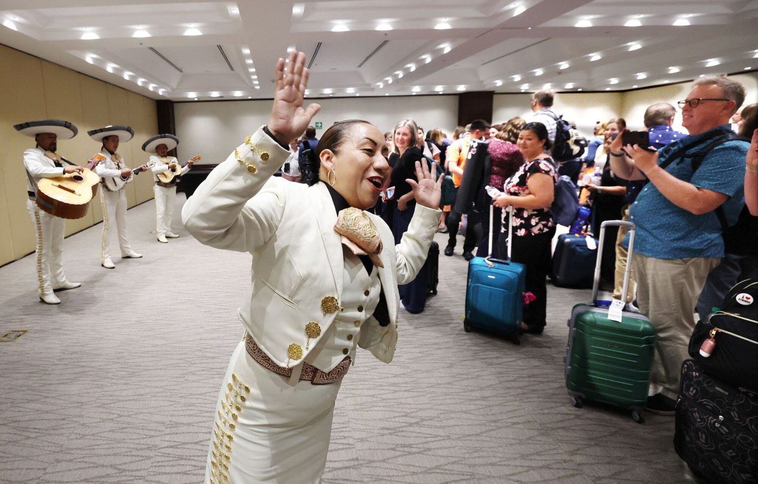 El Coro del Tabernáculo llega a México y es recibido con mariachis