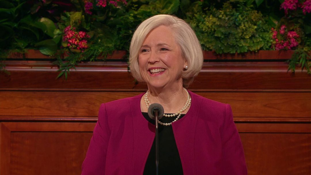 Cómo la hna. Uchtdorf ayudó a la hna. Marriott en su primer discurso en ...