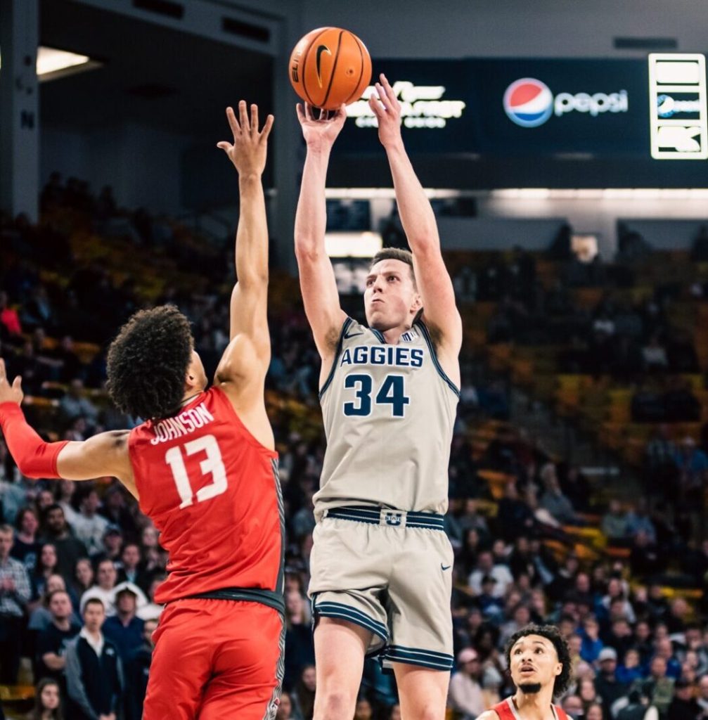 Hizo sacrificios por servir en una misión y ahora firma el contrato de ...