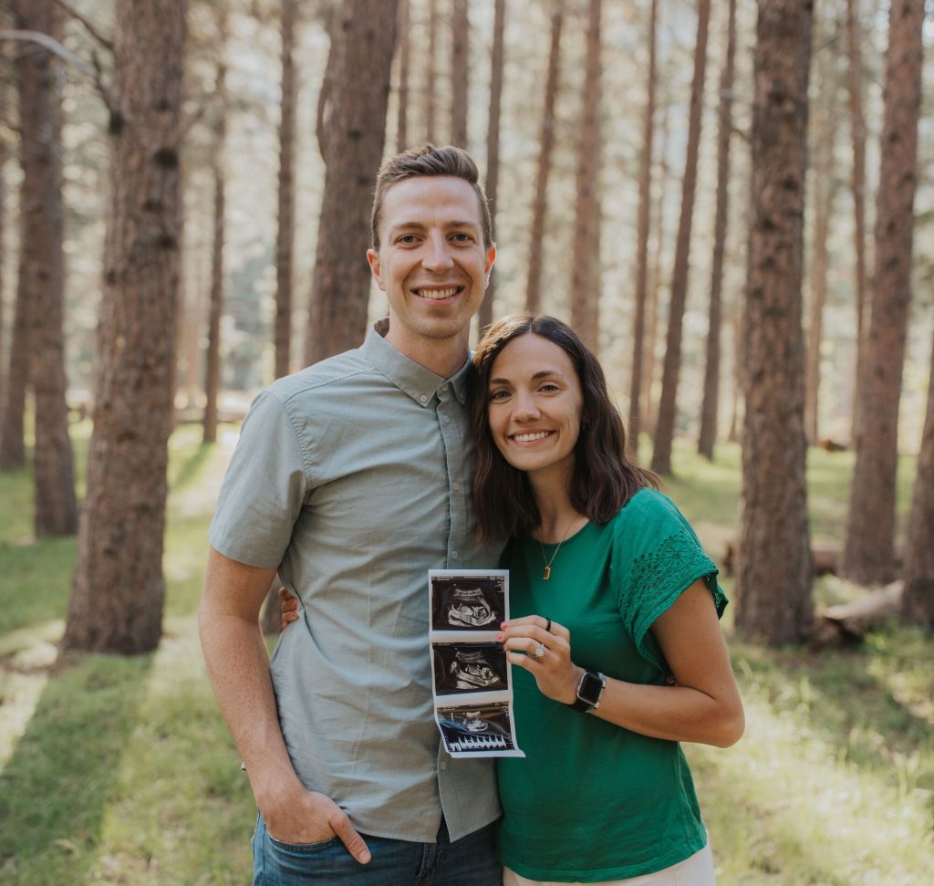 Hizo sacrificios por servir en una misión y ahora firma el contrato de ...