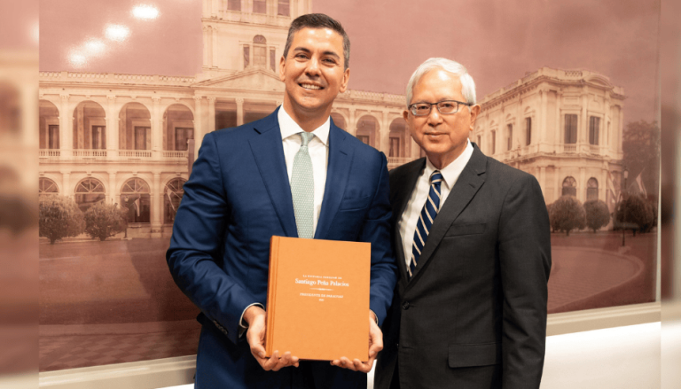 Un apóstol del Señor se reúne con el presidente de Paraguay