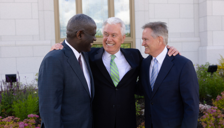 El presidente Dieter F. Uchtdorf dedica una nueva Casa del Señor